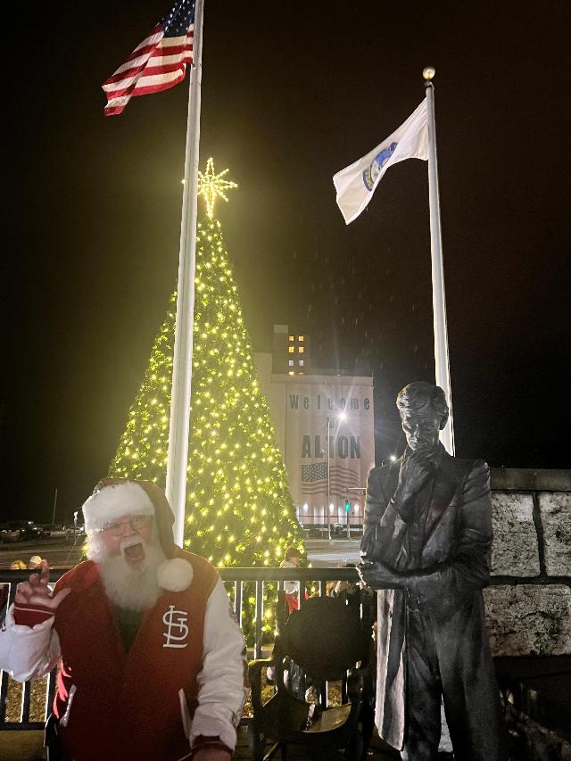 Alton Celebrates 32nd Annual Community Tree Lighting | RiverBender.com