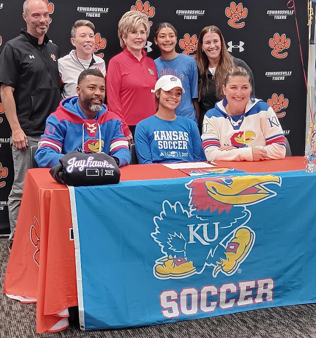Edwardsville's Gabby Thompson Commits to University of Kansas For ...