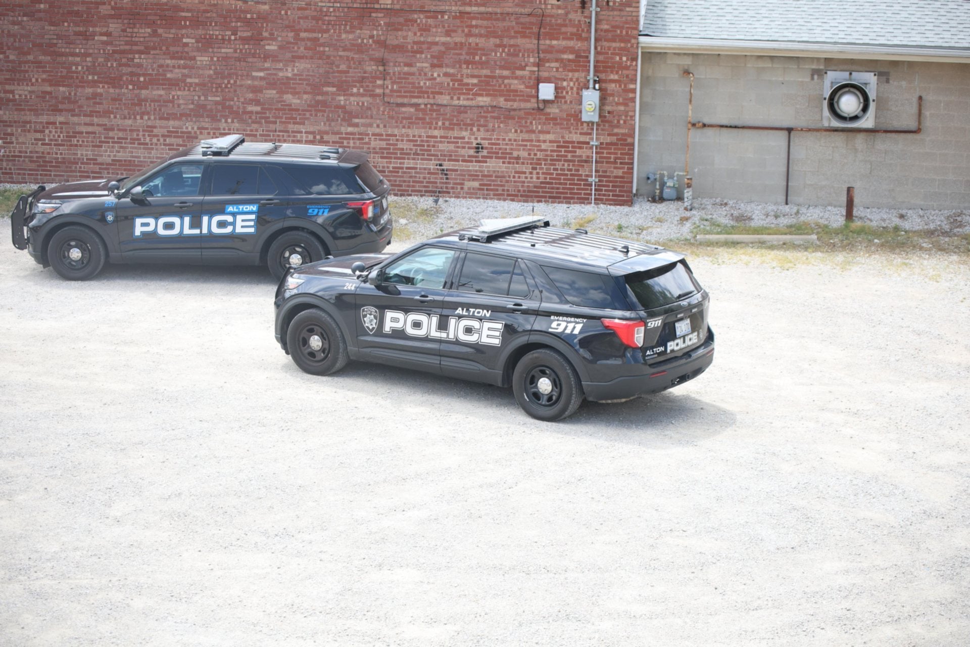 Alton Officers End Broadway Armed Standoff Without Violence ...