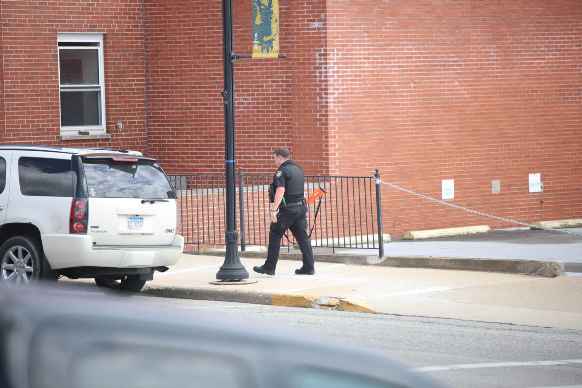 Alton Officers End Broadway Armed Standoff Without Violence ...