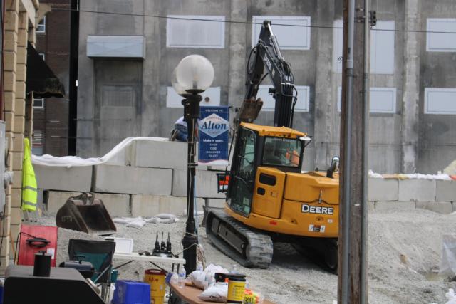 FLOOD OF 2019: City of Alton Extends Wall Near Morrison's to Handle 42 ...