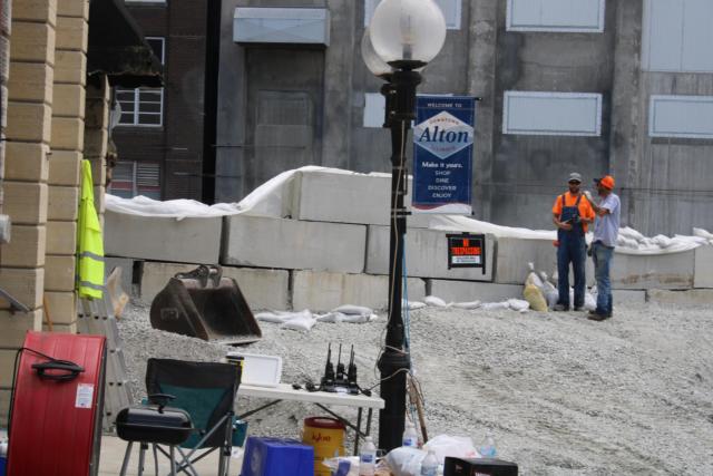 FLOOD OF 2019: City of Alton Extends Wall Near Morrison's to Handle 42 ...