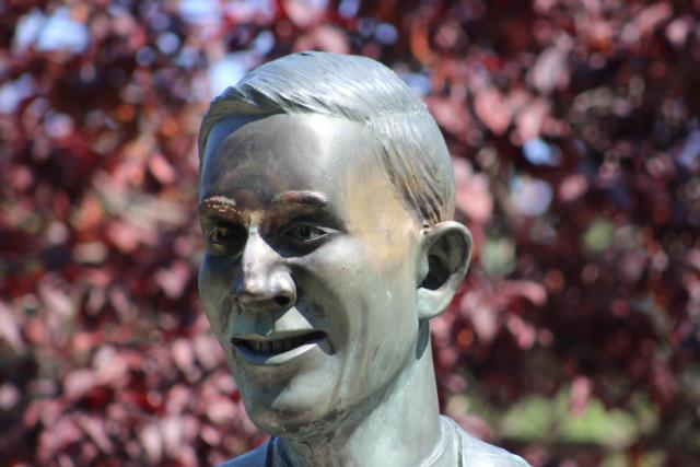 Glasses returning to the Robert Wadlow statue | RiverBender.com