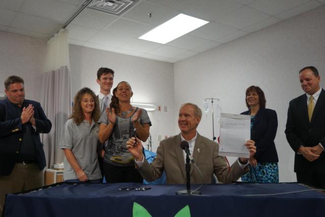 Governor Rauner signs bill to give former offenders a brighter future ...